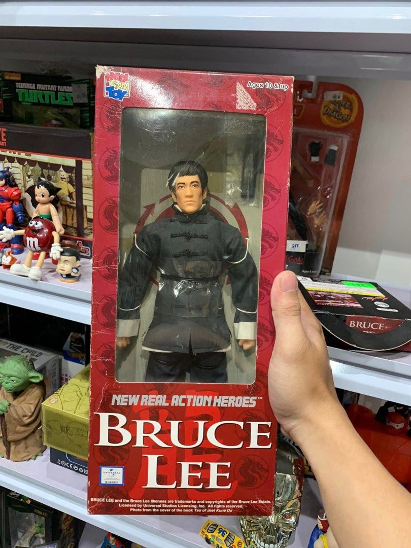 1/6 scale Bruce Lee by Medicom on Carousell