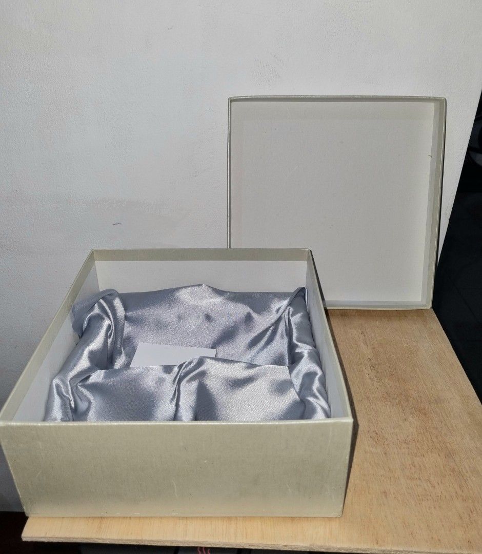 Box tebal bekas hampers, Perabotan Rumah di Carousell