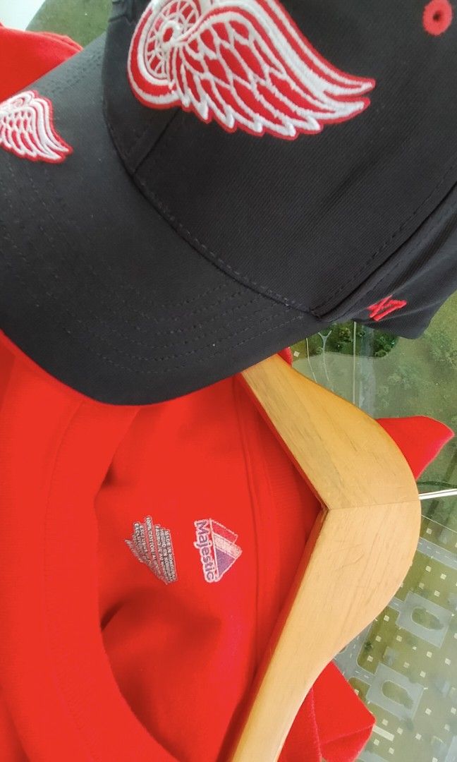 NHL Detroit Red wing's cap and t-shirt on Carousell