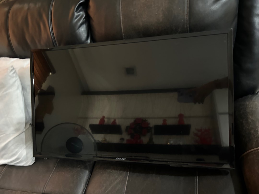 Devant 32 Smart Tv w/ free wall bracket on Carousell