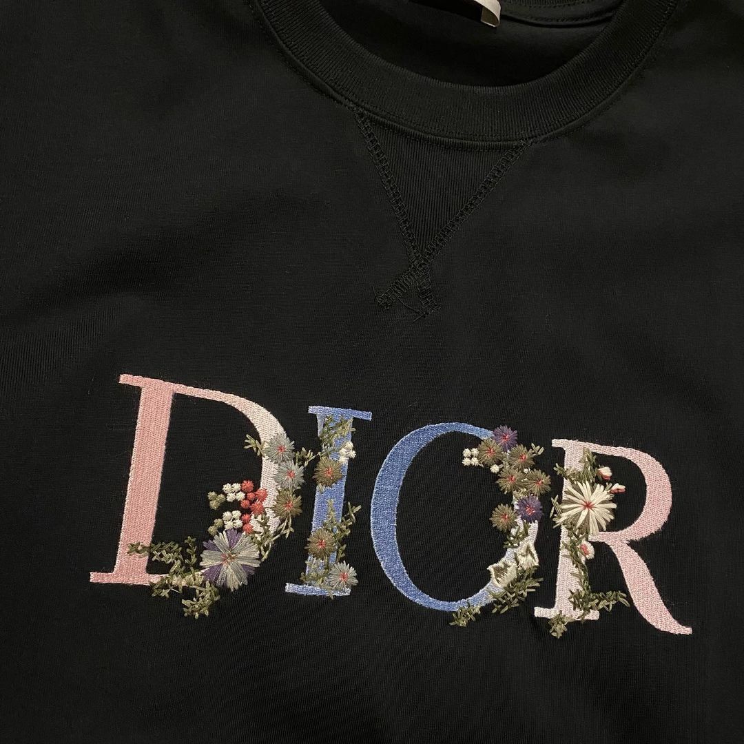 Dior tee, Fesyen Pria, Pakaian , Atasan di Carousell