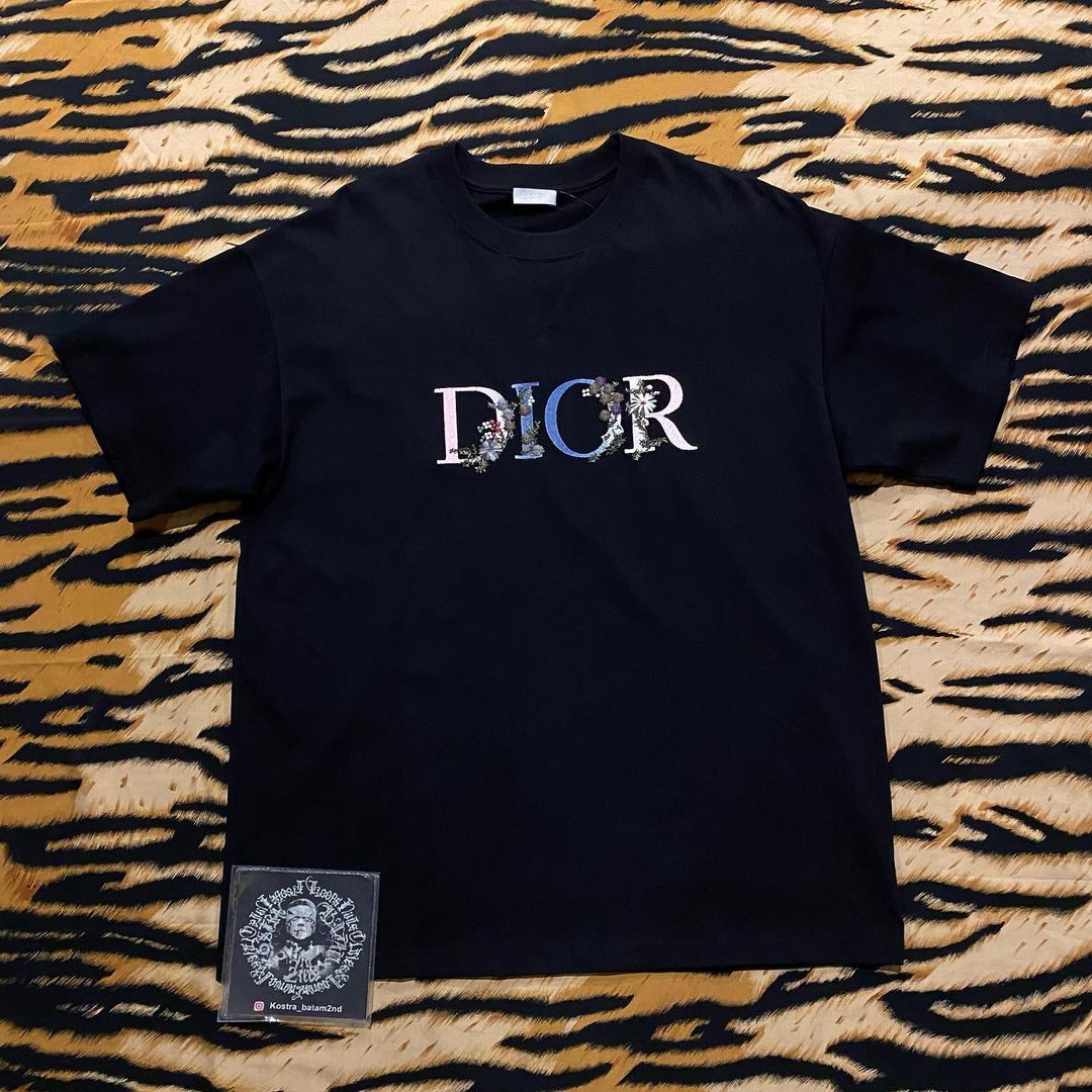 Dior tee, Fesyen Pria, Pakaian , Atasan di Carousell