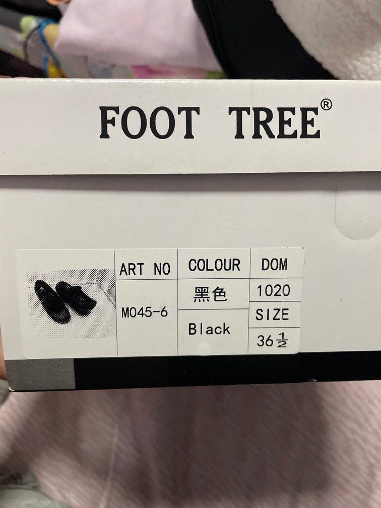Foot tree shoes with box, Women's Fashion, Footwear, Sneakers on Carousell