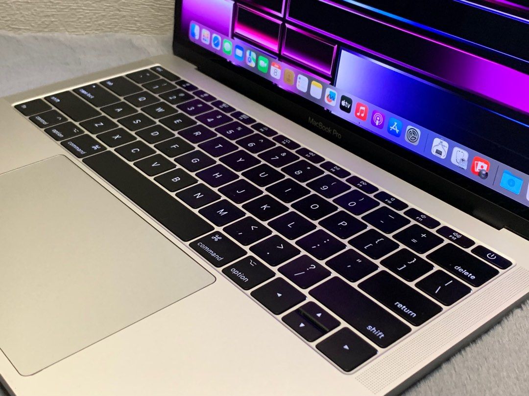 MacBook Pro 2017 8/128 13-inch complete package with same serial box ...