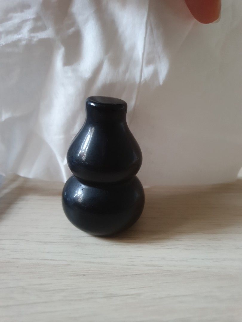 Obsidian Hulu Display, Women's Fashion, Jewelry & Organisers, Precious ...