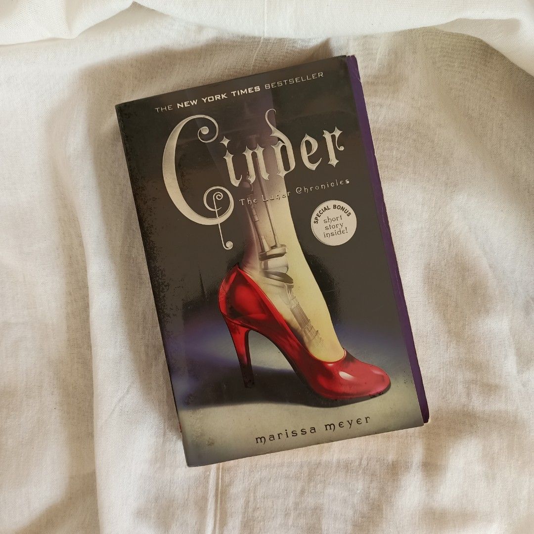 The Lunar Chronicles (Cinder, Scarlet, Cress, Winter, Fairest, Stars ...
