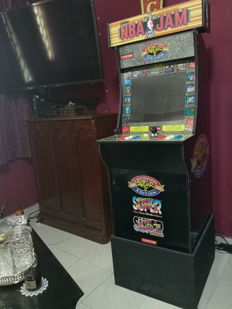 Arcade 1 UP Street Fighter complete with Stand and Light Up Box, Video ...