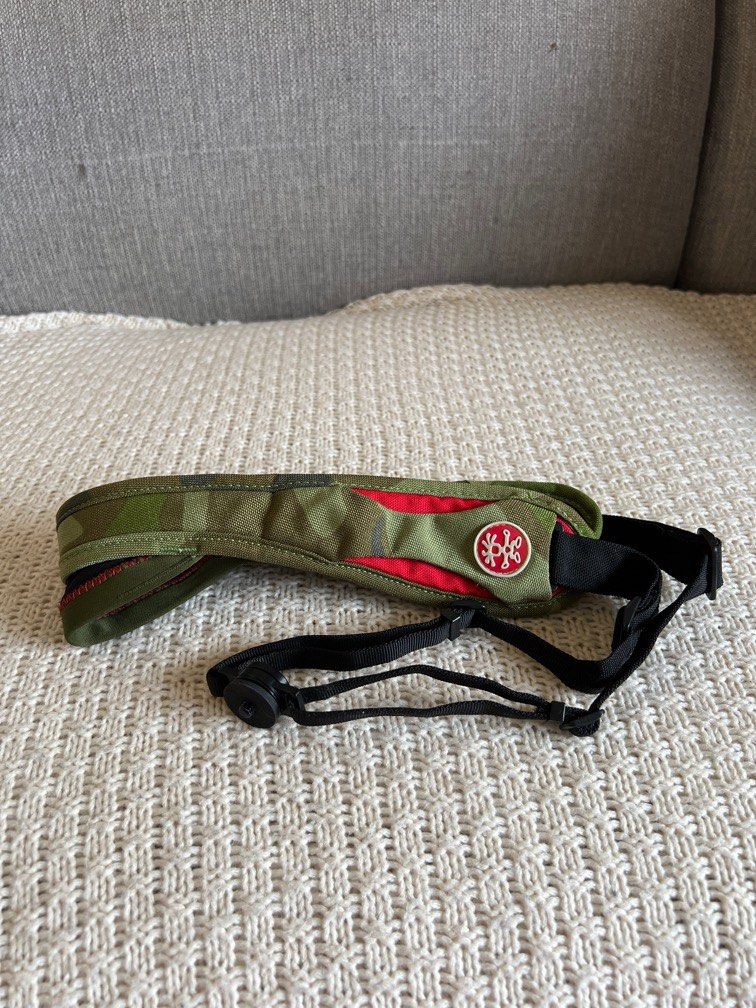 Crumpler industry disgrace camera strap, Photography, Cameras on Carousell