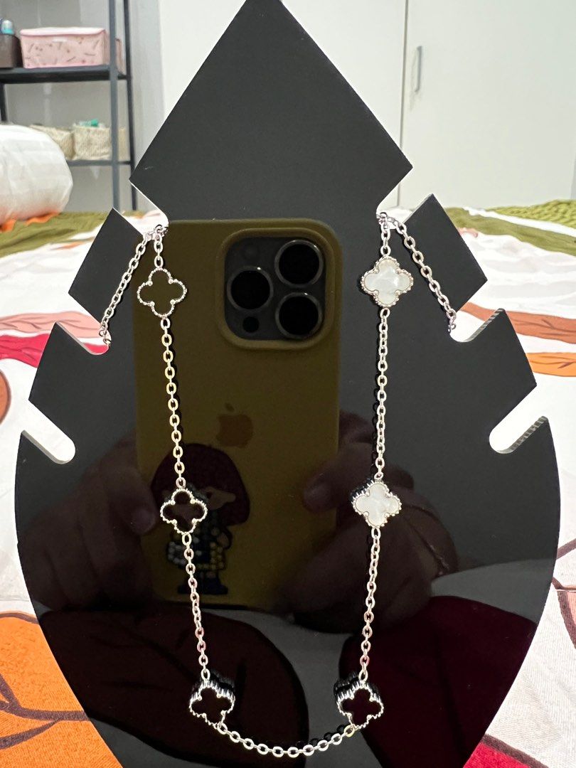 Kalung van cleef clover Titanium, Fesyen Wanita, Perhiasan di Carousell