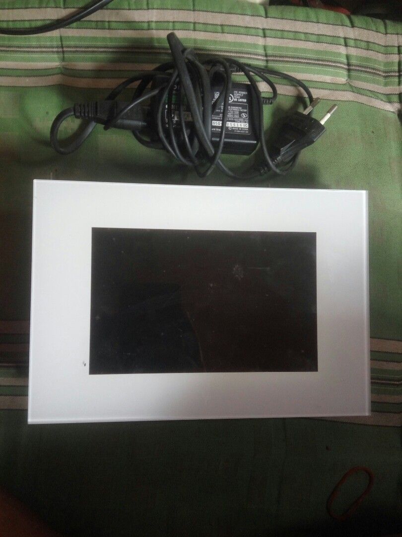 Sony digital photo frame DPF-NS70, Elektronik, Lainnya di Carousell