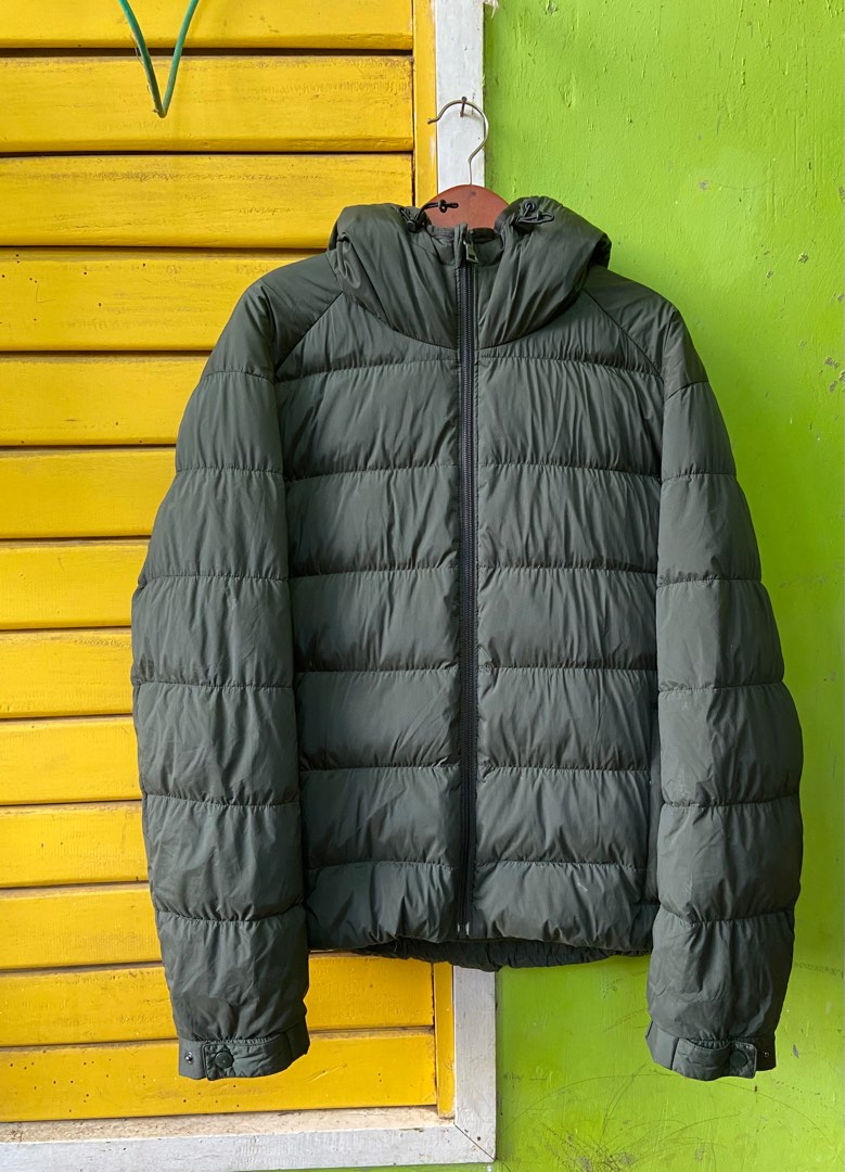 Uniqlo puffer with hood, Men's Fashion, Coats, Jackets and Outerwear on ...