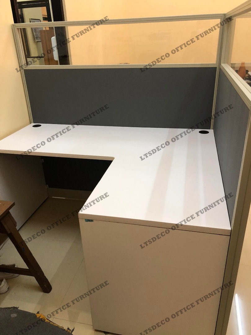 WORKSTATION TABLE HIGH PANEL WITH GLASS OFFICE PARTITION on Carousell