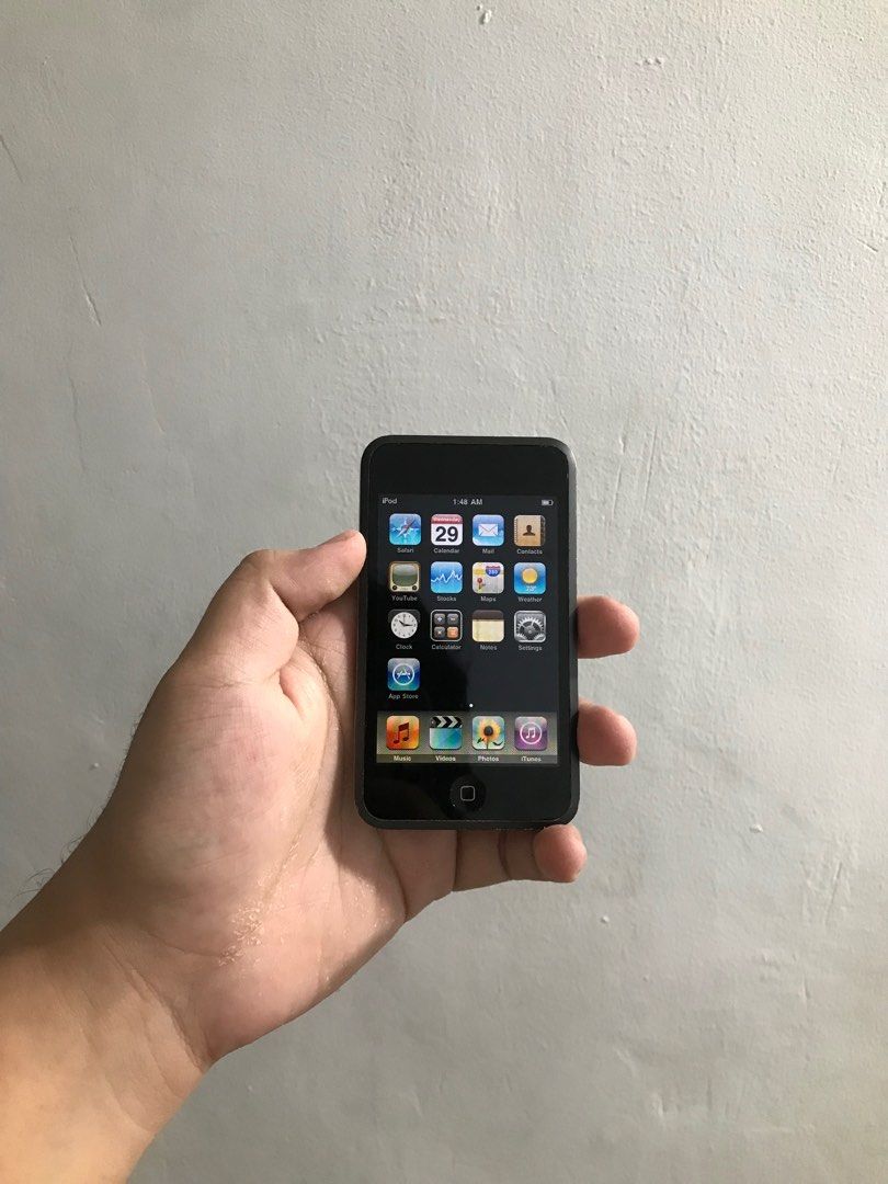 Apple iPod touch 1st gen 8gb on Carousell