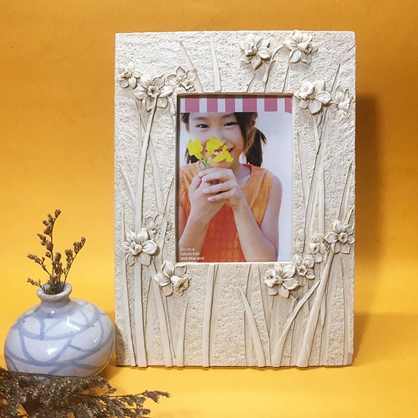 Daffodils Polystone Frame 4, Furniture & Home Living, Home Decor ...