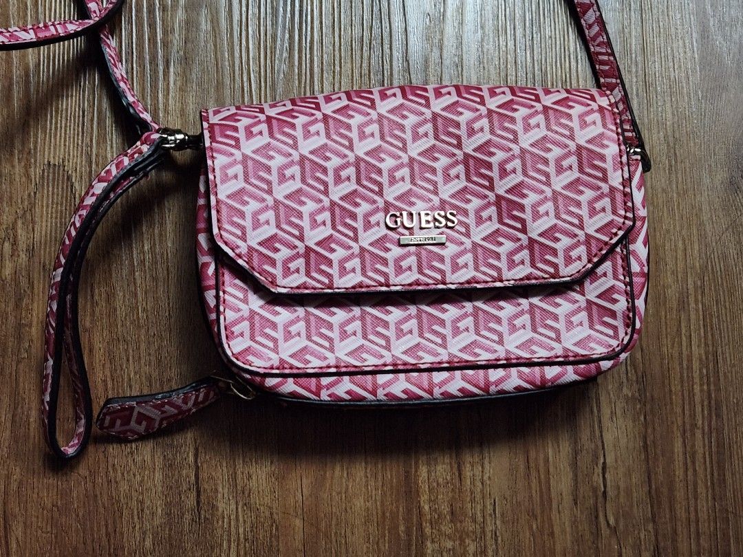 Guess Crossbody Bag, Women's Fashion, Bags & Wallets, Cross-body Bags ...