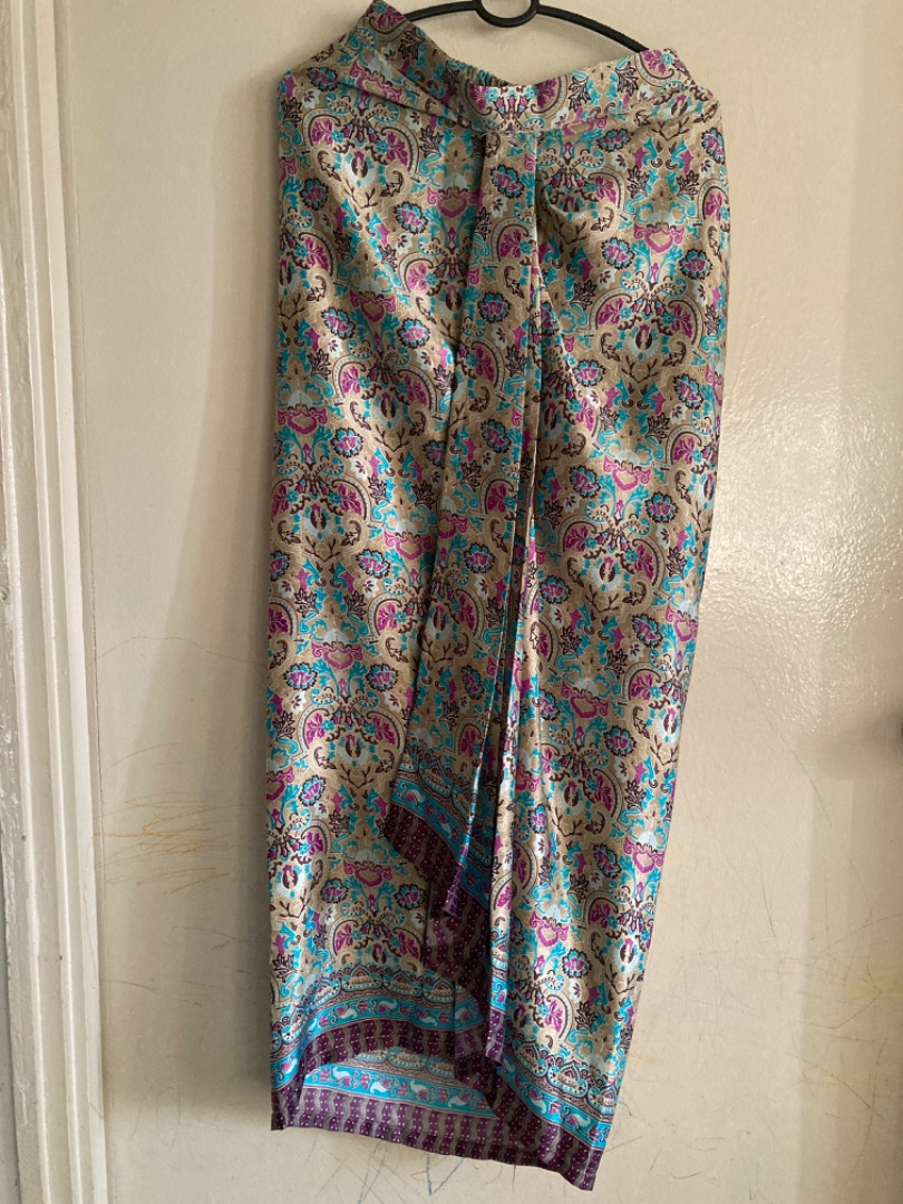 Kain pario style (bergetah), Women's Fashion, Muslimah Fashion, Bottoms ...