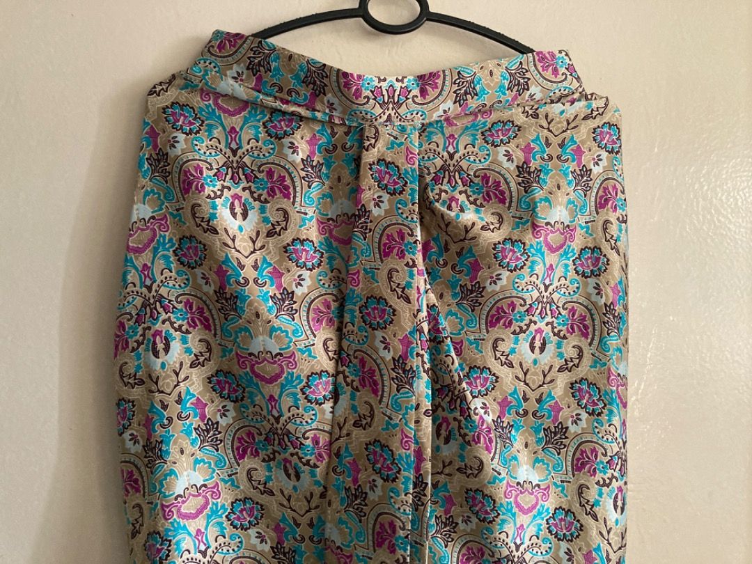 Kain pario style (bergetah), Women's Fashion, Muslimah Fashion, Bottoms ...