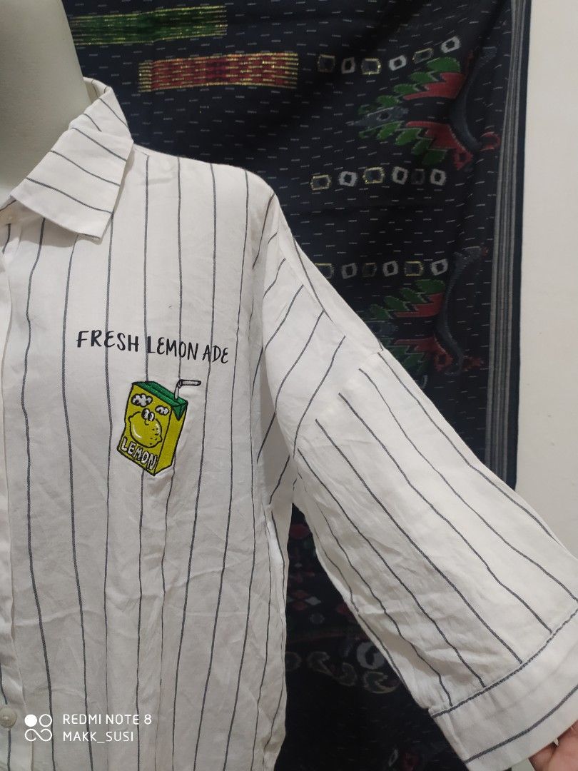 Kemeja putih liris karakter, Fesyen Wanita, Pakaian Wanita, Atasan di Carousell