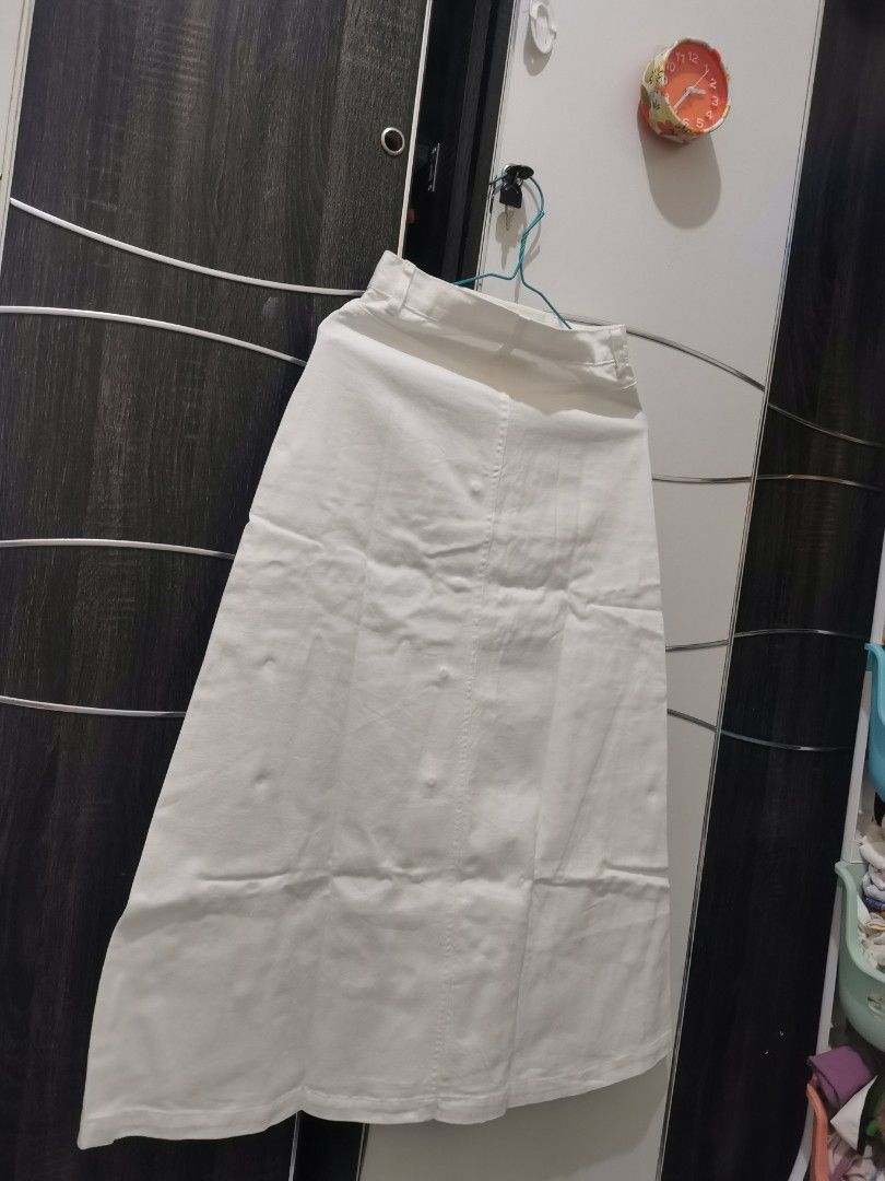 Rok span jeans Kancing putih brand GU Uniqlo, Fesyen Wanita, Pakaian ...