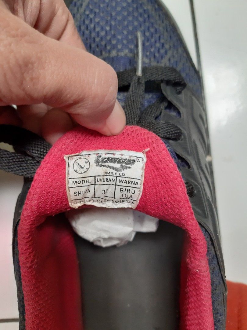 Sepatu Running loggo, Olah Raga, Baju Olahraga di Carousell