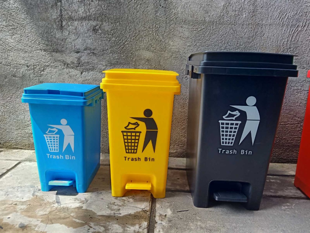 step on trash bin, Furniture & Home Living, Cleaning & Homecare ...