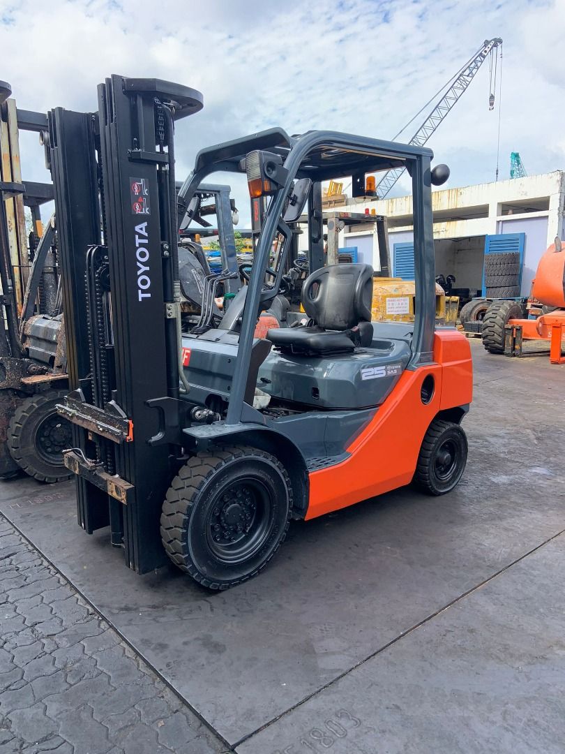 Toyota Diesel Forklift 8FD25, Cars, Other Vehicles on Carousell