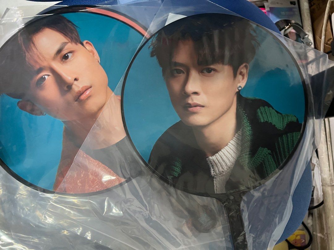 賣或交換 兩把 mirror 演唱會扇 AK + alton/frankie AK換姜濤/alton換 ian, 興趣及遊戲, 收藏品及紀念品, 明星周邊 - Carousell