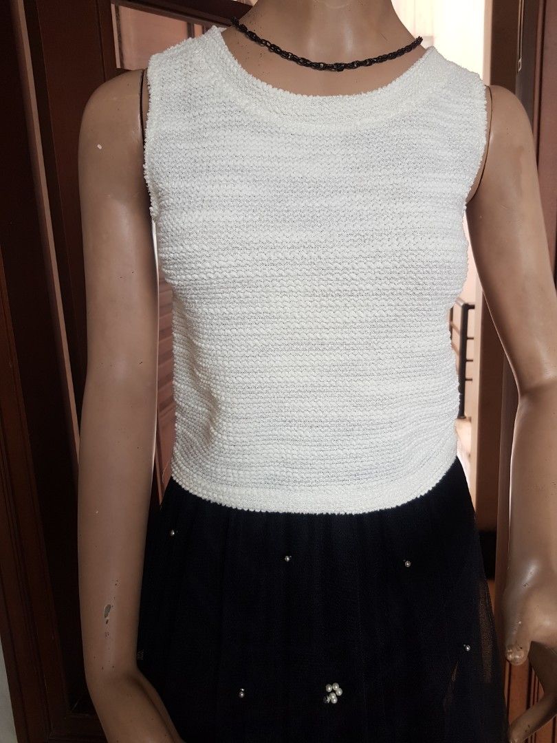 Crop putih bulu, Fesyen Wanita, Pakaian Wanita, Atasan di Carousell