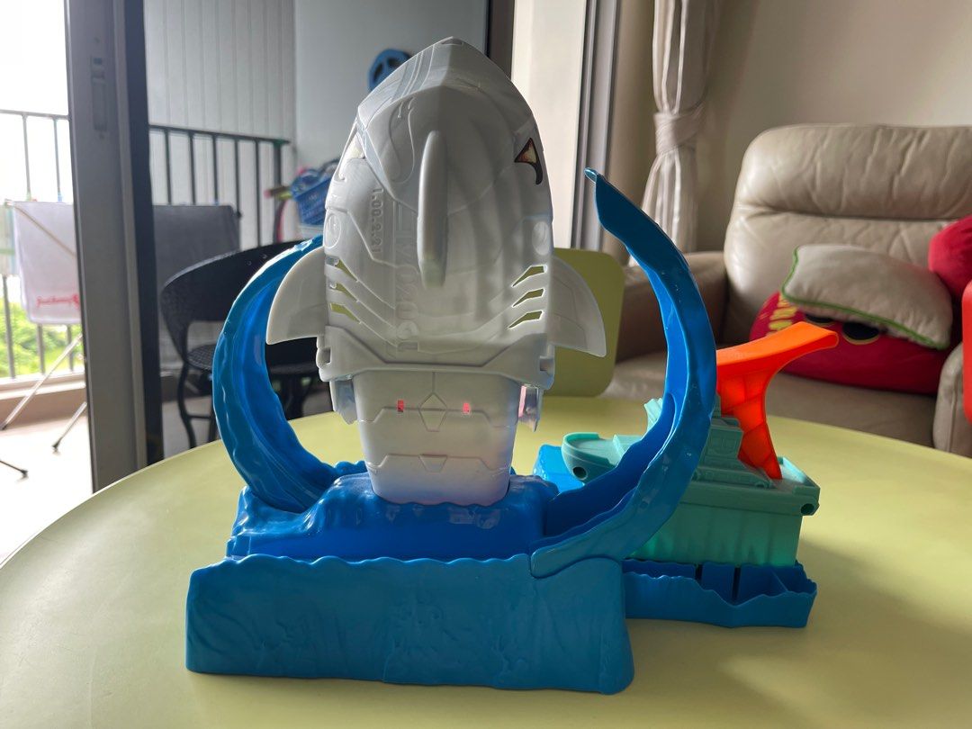 Hot Wheels City Shark Loop Frenzy Playset, Hobbies & Toys, Toys & Games ...