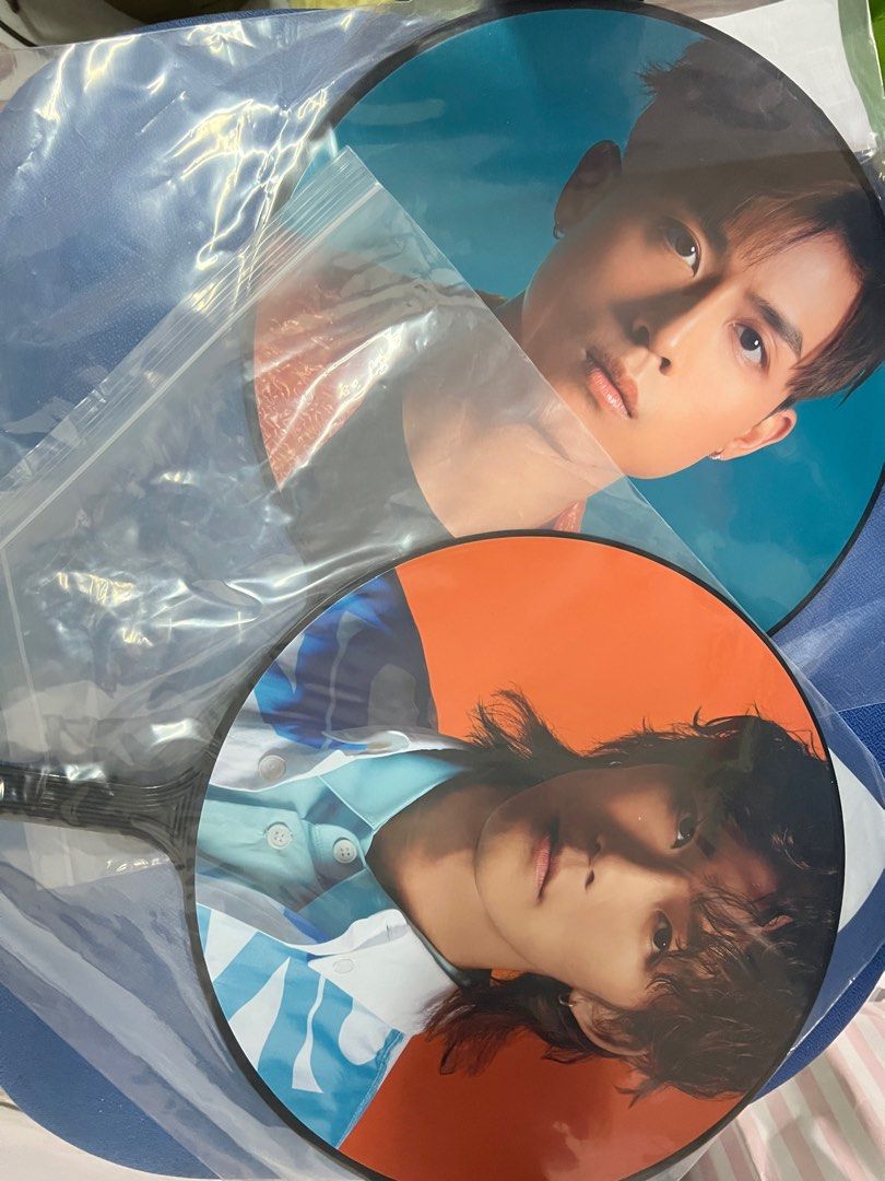 賣或交換 兩把 mirror 演唱會扇 AK + alton/frankie AK換姜濤/alton換 ian, 興趣及遊戲, 收藏品及紀念品, 明星周邊 - Carousell