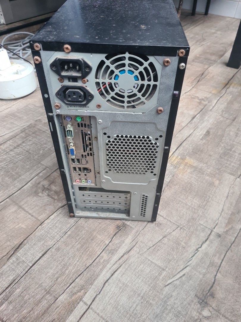 Old computers selling at $20., Computers & Tech, Desktops on Carousell