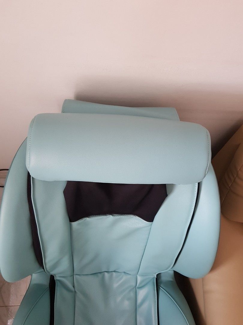 Osim uDivine Mini Massage Chair, Health & Nutrition, Massage Devices on ...