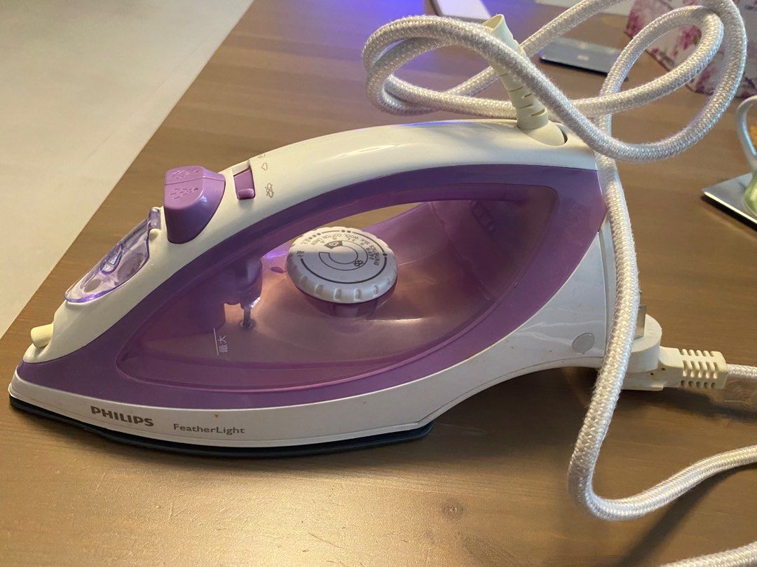 Philips Featherlight steam iron, TV & Home Appliances, Irons & Steamers ...