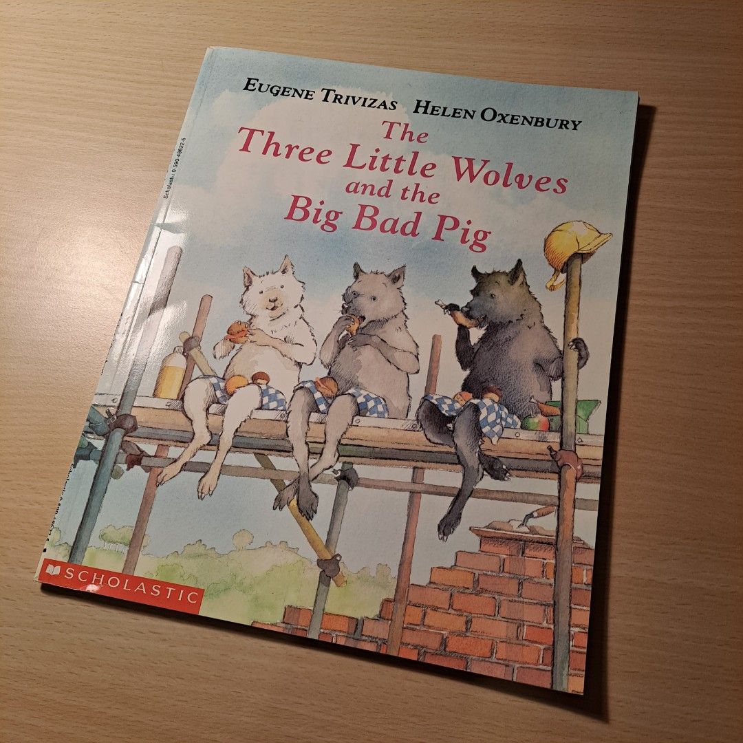 Scholastic- The Three Little Wolves and the Big Bad Pig, 書籍、休閒與玩具, 書本及 ...