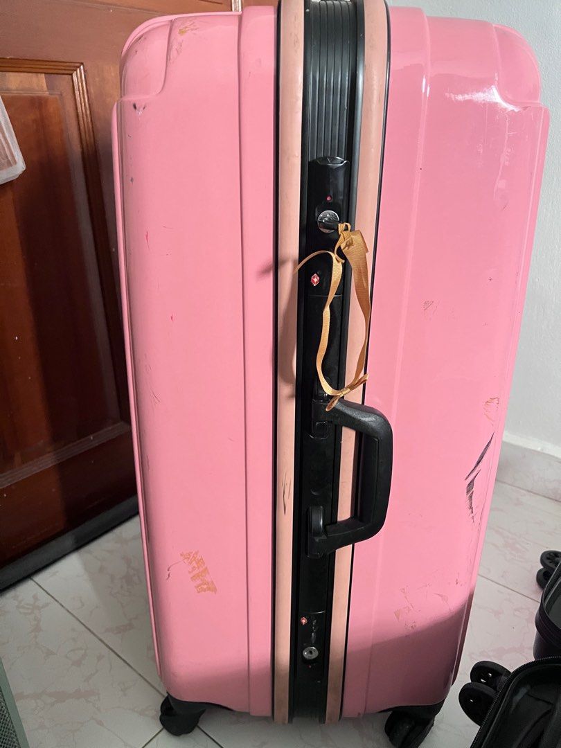 Used 28 Inch Luggage With Key Wheel Usable Not Smooth Hobbies Toys used-28-inch-luggage-with-key-wheel-usable-not-smooth-hobbies-toys