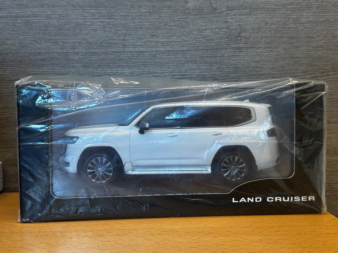 1/30 Toyota Land Cruiser LC300 原廠模型車 白色 090, 興趣及遊戲, 玩具 & 遊戲類 - Carousell