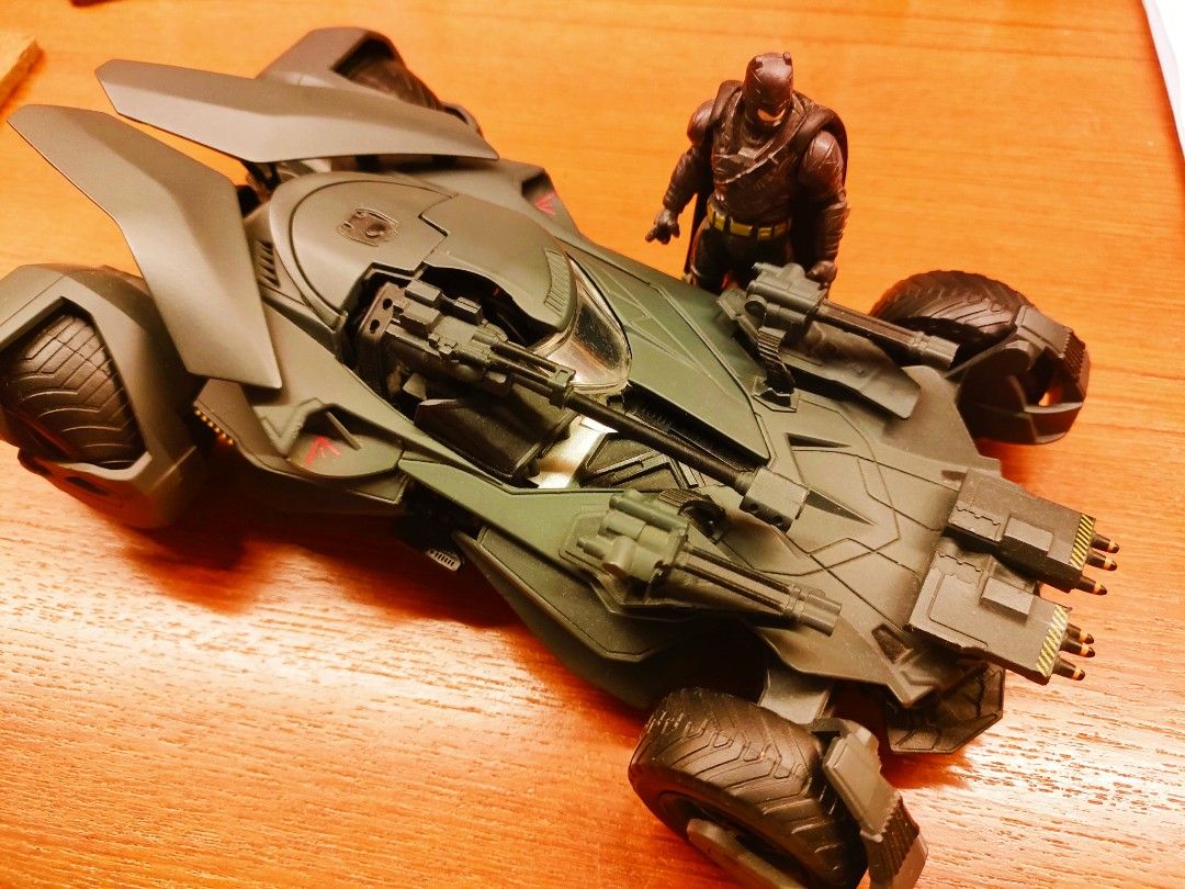 Justice League Batmobile with metal Armour Batman w Batmobile. 1/24 ...