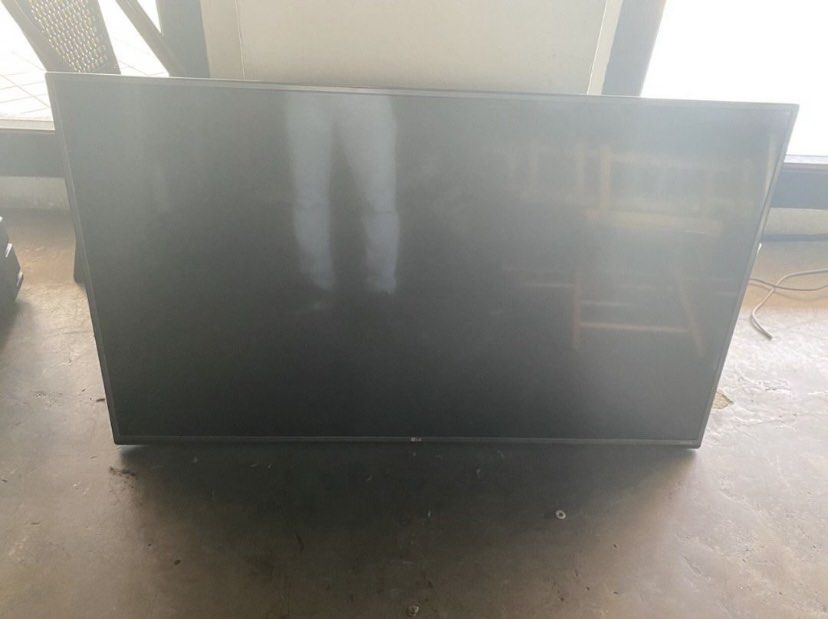 LG 45 INCH TV, TV & Home Appliances, TV & Entertainment, TV on Carousell