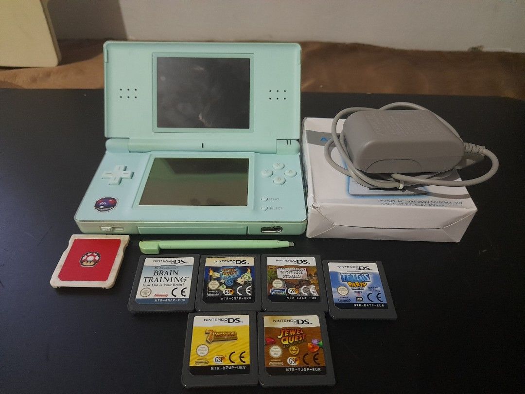 Nintendo Ds Lite + R4, Video Gaming, Video Game Consoles, Nintendo on ...