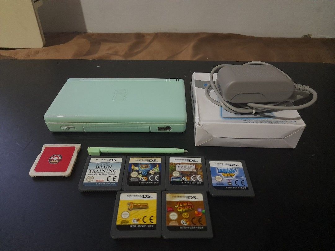 Nintendo Ds Lite + R4, Video Gaming, Video Game Consoles, Nintendo on ...