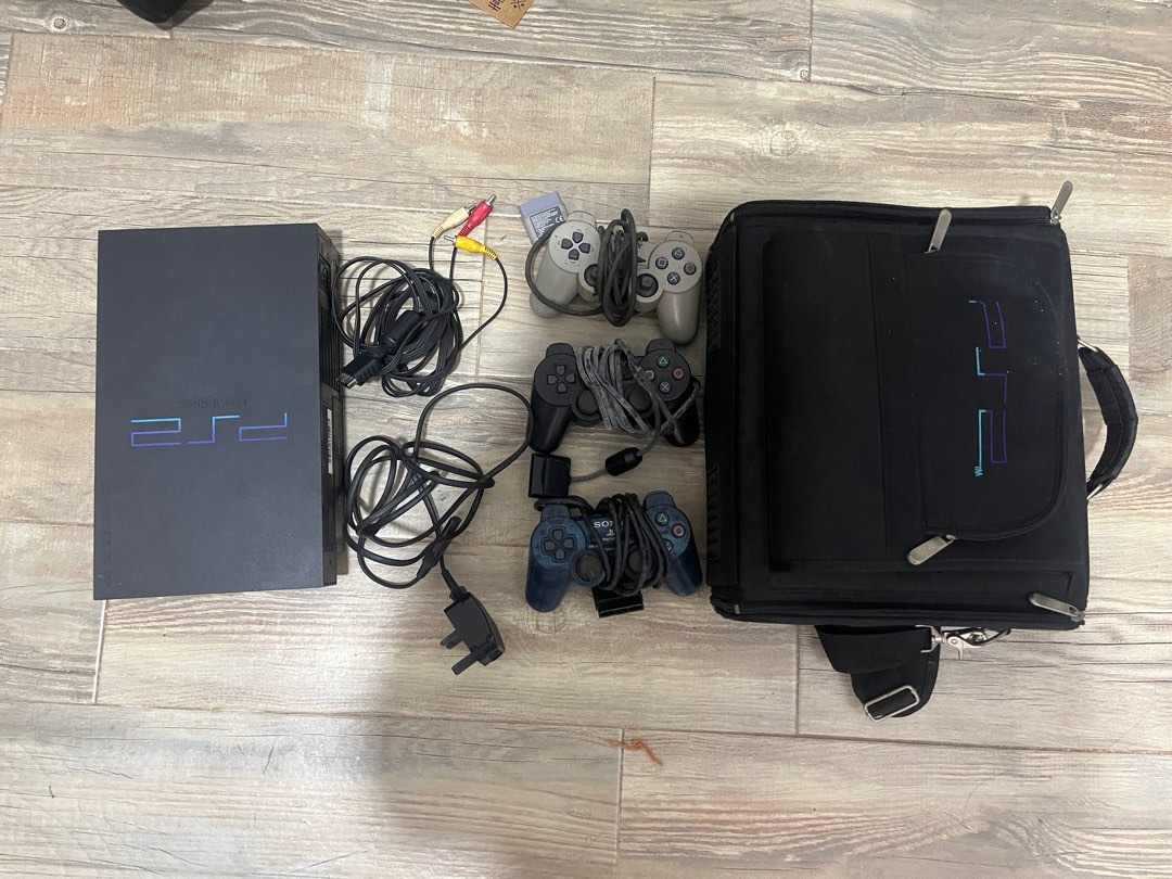 Ps2 set with 3 controllers and original carrying bag, Video Gaming ...