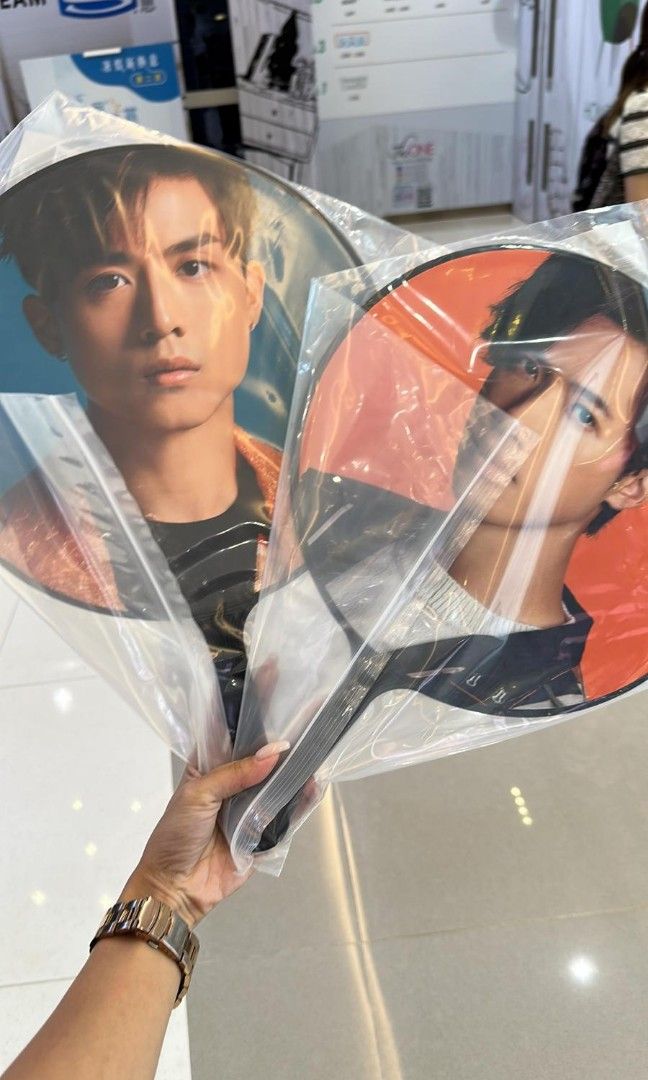 【交換】AK+STANLEY 扇 換 EDAN扇+IAN扇, 興趣及遊戲, 收藏品及紀念品, 明星周邊 - Carousell