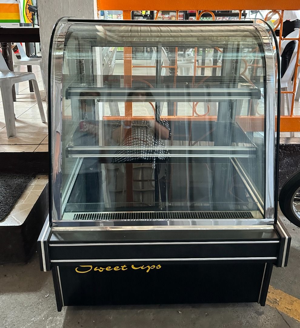 CHEEPUCK 3'3 LAYER CAKE DISPLAY CHILLER on Carousell