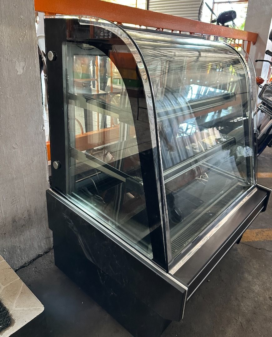 CHEEPUCK 3'3 LAYER CAKE DISPLAY CHILLER on Carousell