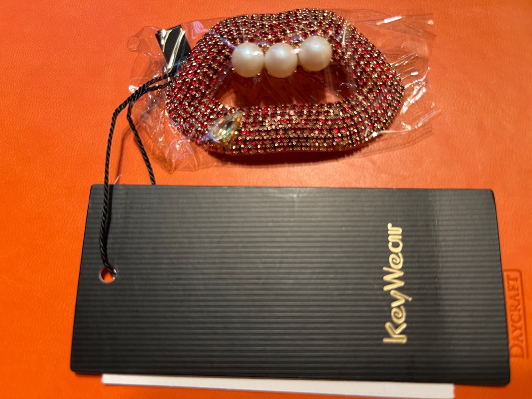 Key wear 奇威 珍鑽永恆別針, 她的時尚, 珠寶、飾品與收納, 胸針在旋轉拍賣