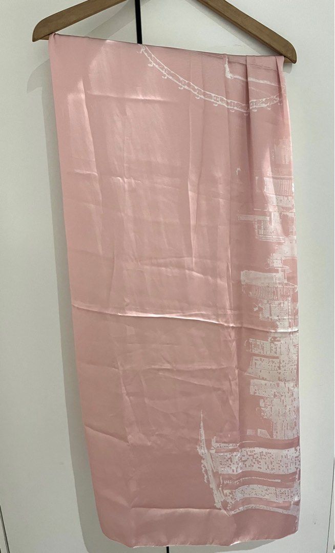 Original Duck scarf - singapore including box, Women's Fashion ...