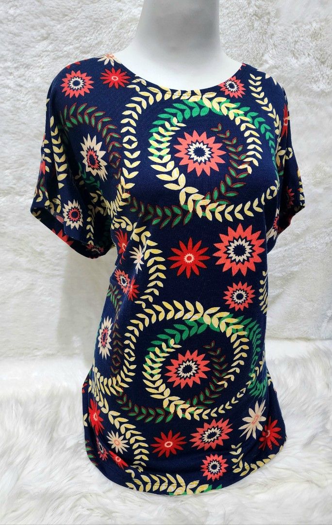 Kaos Pattern, Fesyen Wanita, Pakaian Wanita, Atasan di Carousell