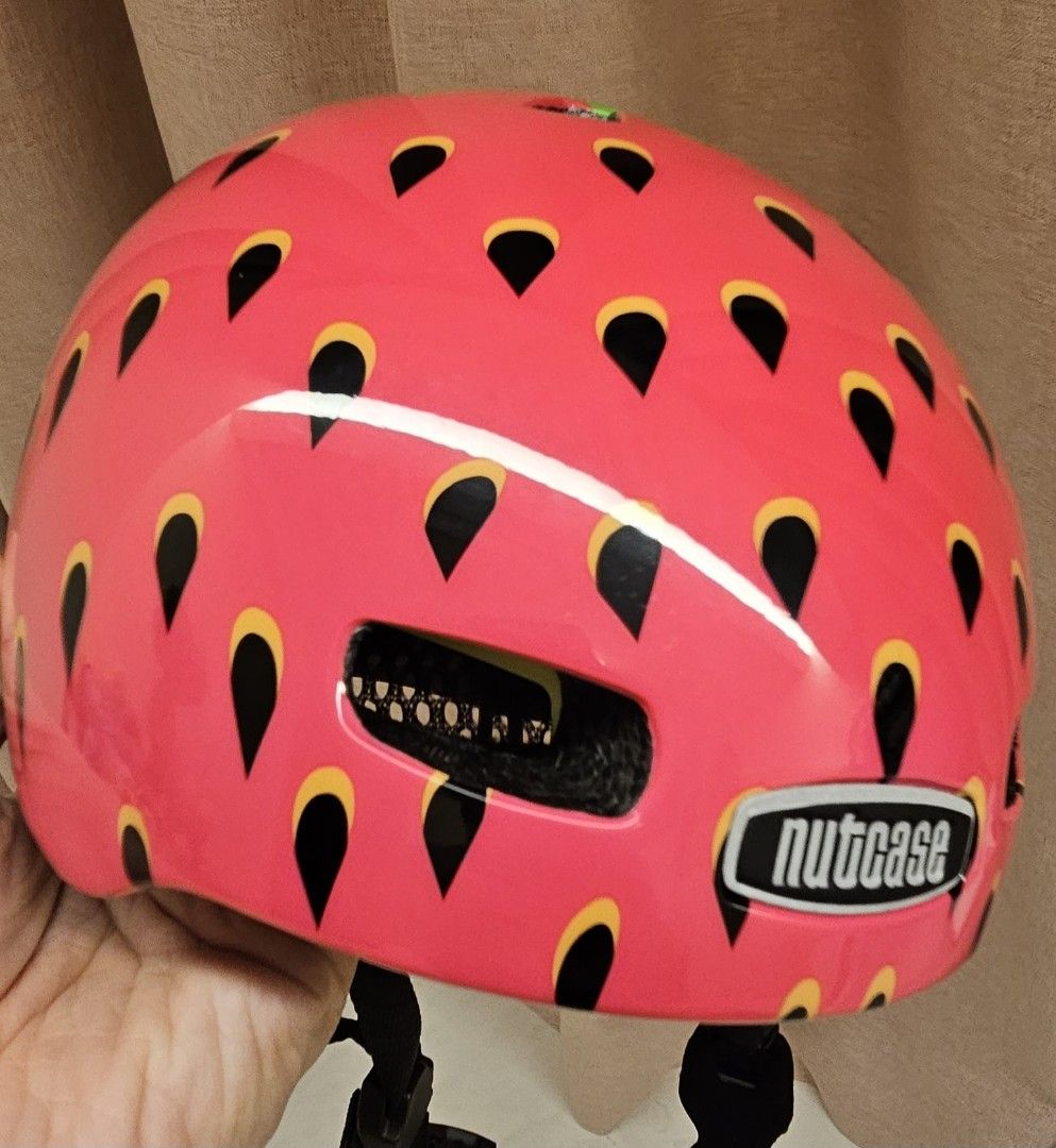 Nutcase helmet 士多啤梨小朋友頭盔（踏單車，scooter 啱用）, 運動產品, 其他運動配件 - Carousell