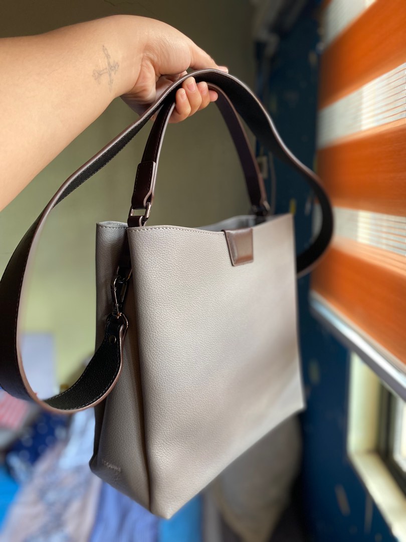 Authentic ESQUIRE two way bag, Luxury, Bags & Wallets on Carousell