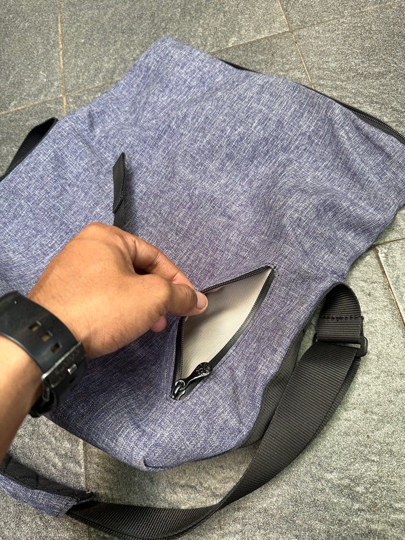 Crumpler floock of horror, Fesyen Pria, Tas & Dompet , Tas Selempang di ...